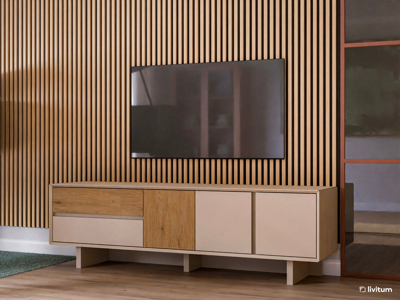 Salón comedor con listones de madera y detalles en verde - Livitum.com